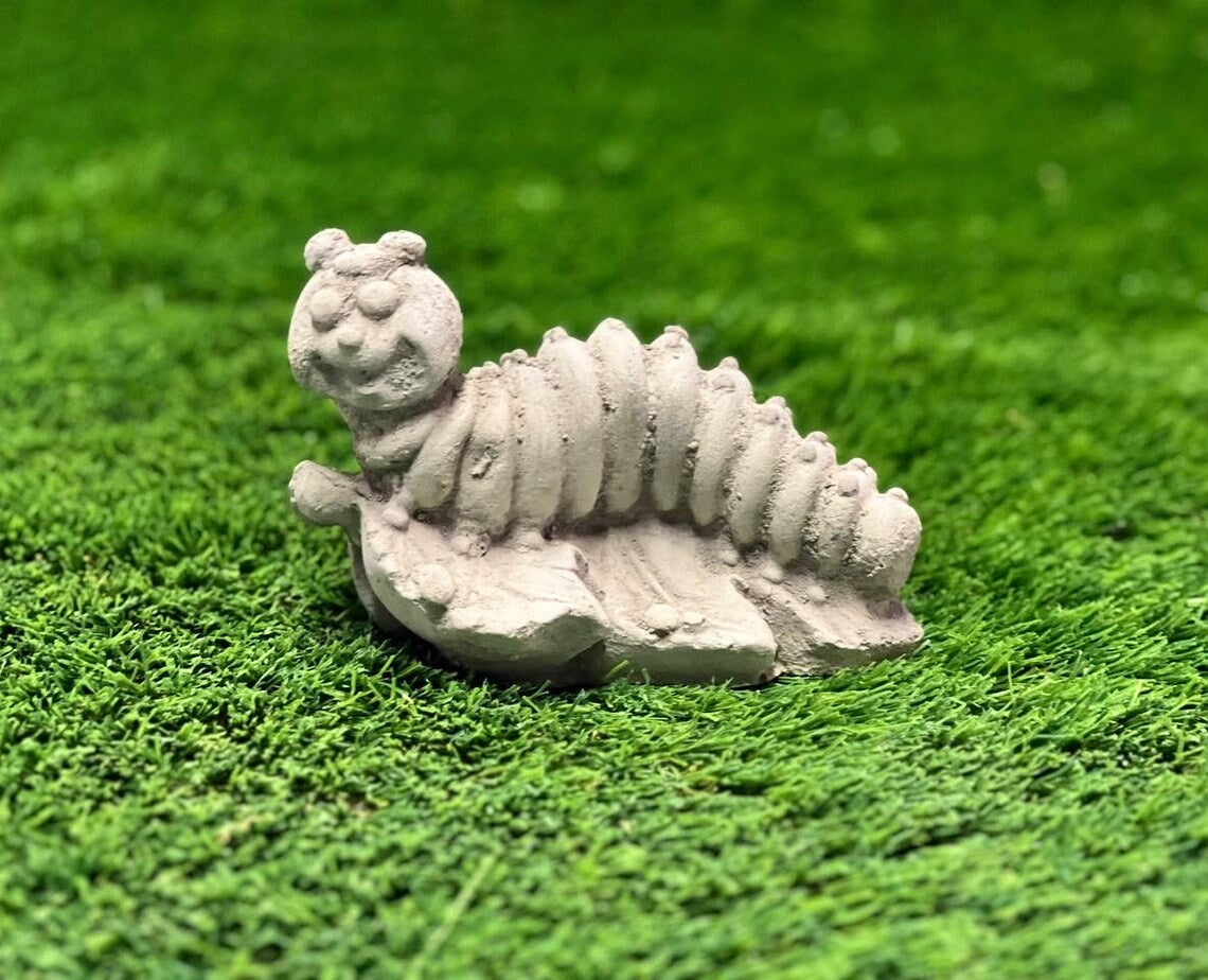 Concrete caterpillar statue Happy worm on basement figurine – Statuetto